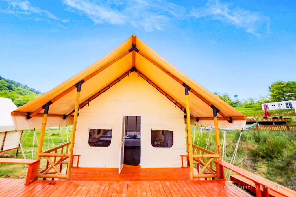 Impressive Luxury Safari Tents, Glamping Domes in a Grassland Glamping ...