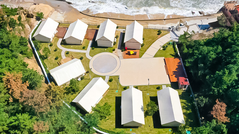 Deluxe Safari tent glamping resort and interior design on the beach ...